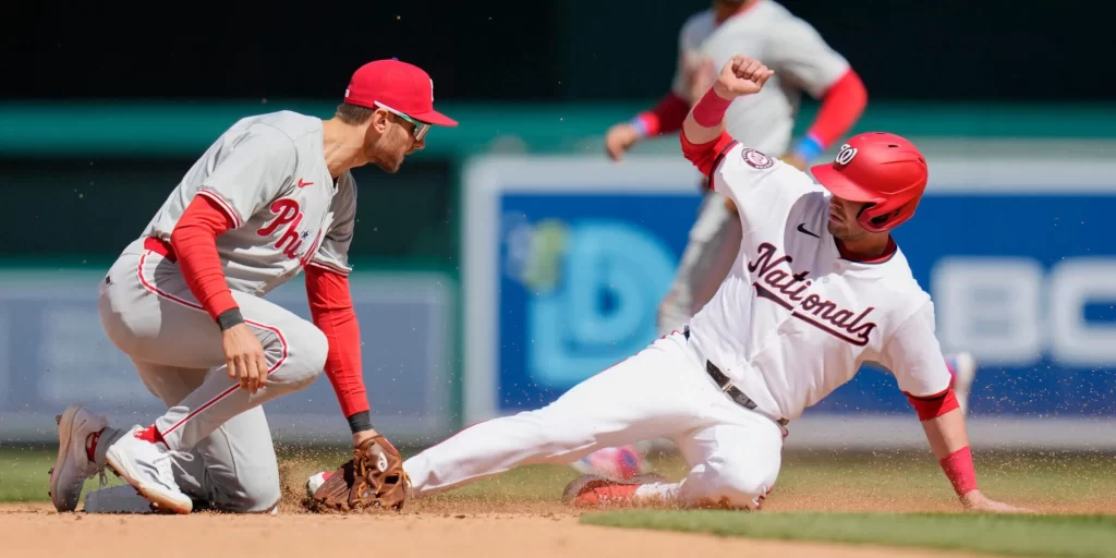 Stealing Bases Strategy: The Art of Risk and Reward - 24Web Blog News